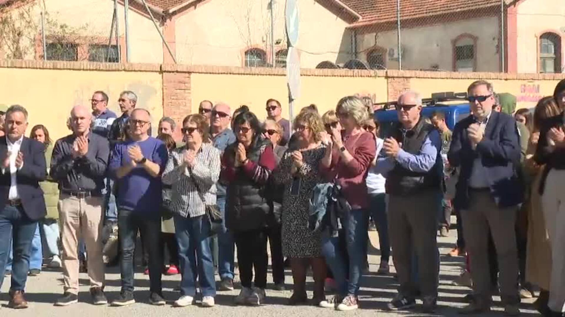 Emocionado minuto de silencio por Marina frente a la residencia de ancianos donde trabajaba | El ...